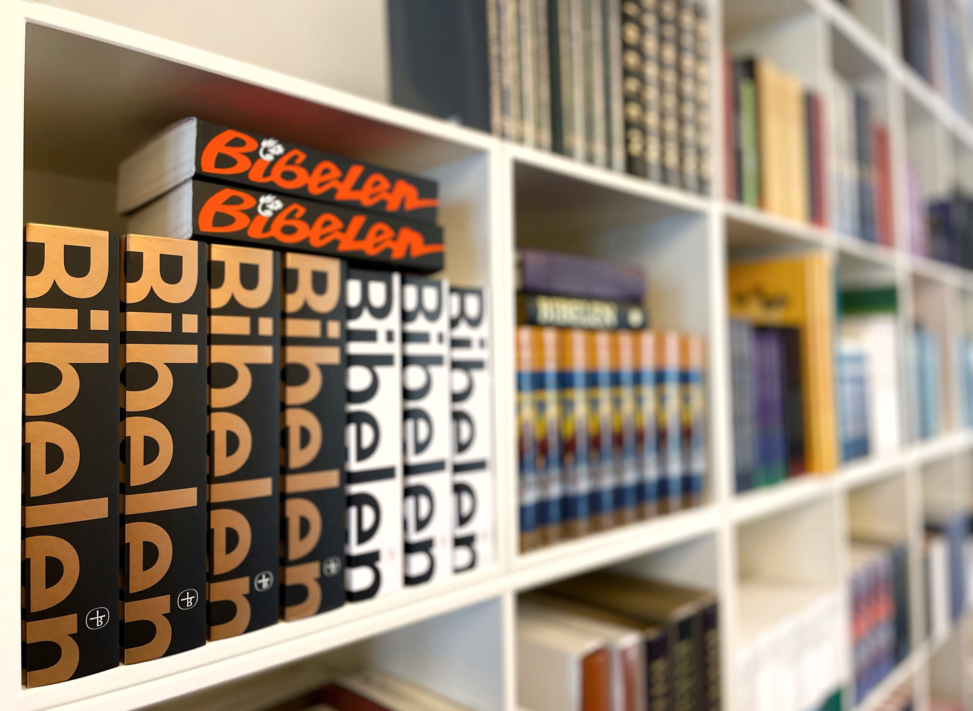 Bibler i reol | Bibelselskabet