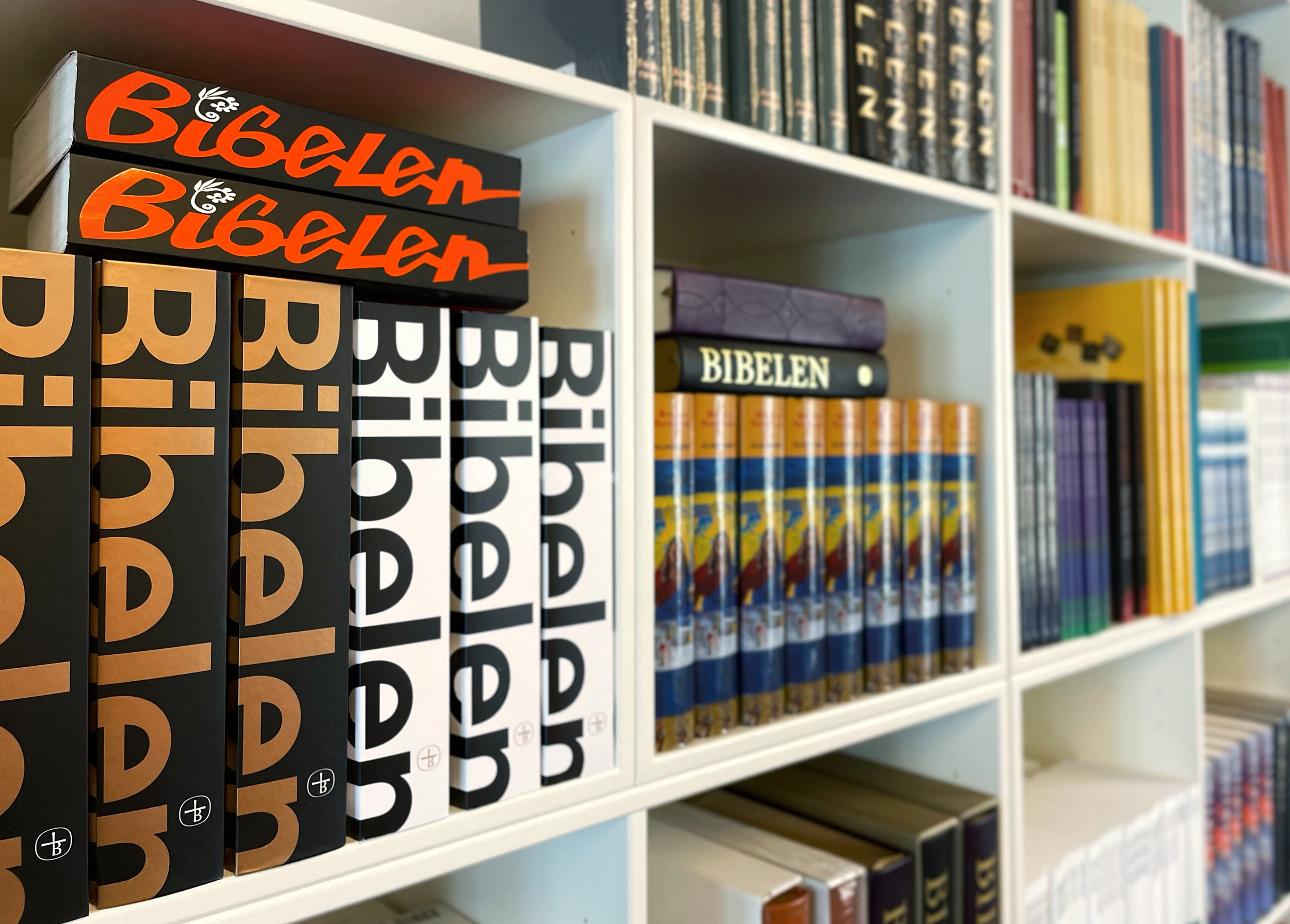Bibler i reol 2 | Bibelselskabet