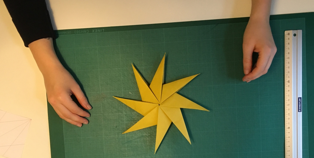Fold en origami-julestjerne til vinduet | Bibelselskabet
