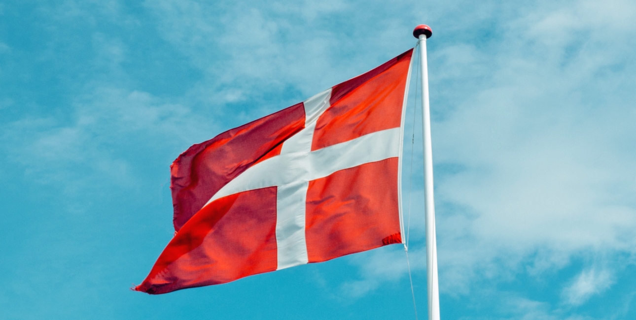 Dannebrog fylder 800 år: Korssymbolet mellem krig og frelse ...