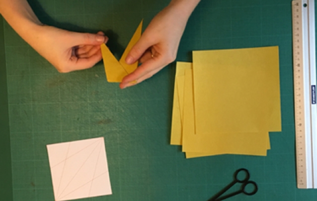 Fold en origami-julestjerne til vinduet | Bibelselskabet