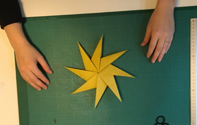 Fold en origami-julestjerne til vinduet | Bibelselskabet